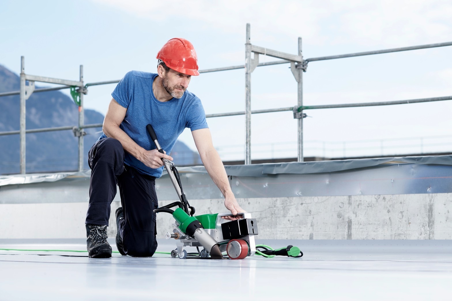 UNIROOF 300/700熱風式自動焊接機 – 禮榮貿易有限公司 – Leister 台灣代理商